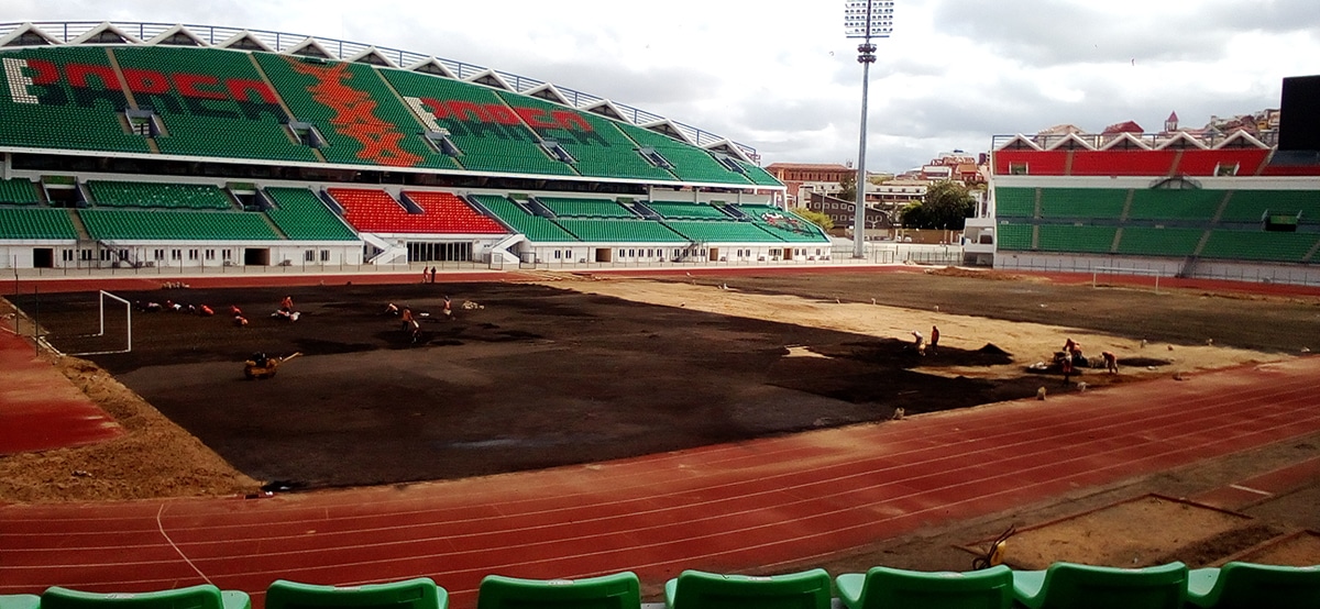 STADE BAREA - La plantation du gazon presque achevée