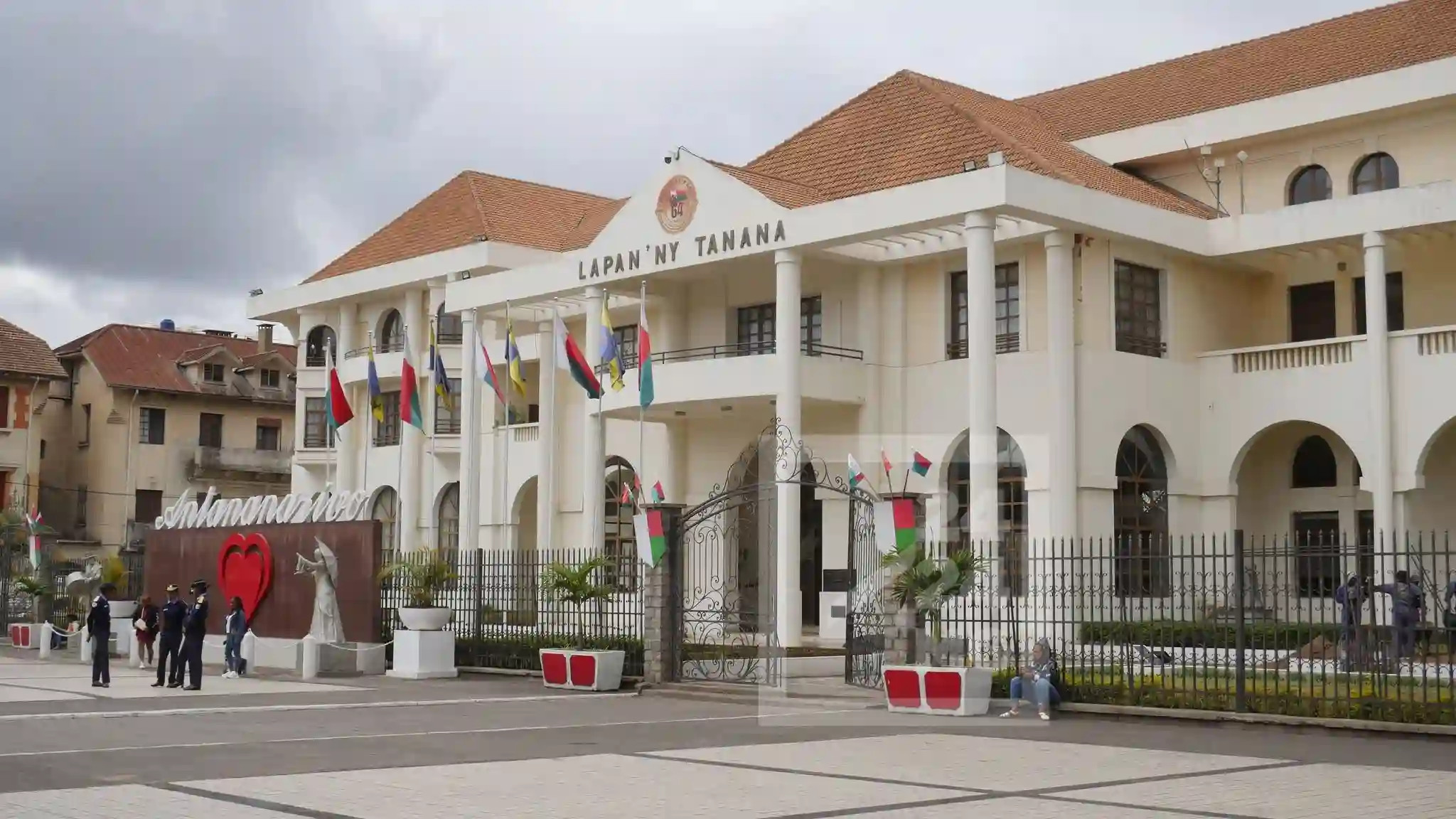 une-c-r-monie-officielle-pour-investir-harilala-ramanantsoa-la-mairie