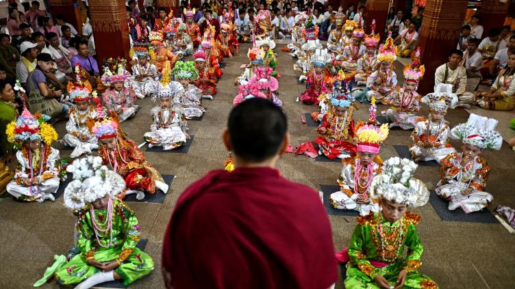 Poy Sang Long, un rite perpétué par l'ethnie Shan de Birmanie en Thaïlande