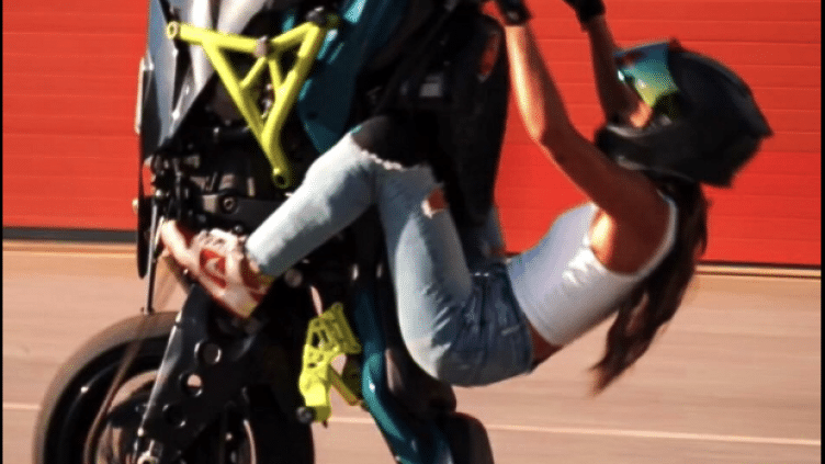 Sarah Lezito, cascadeuse à moto